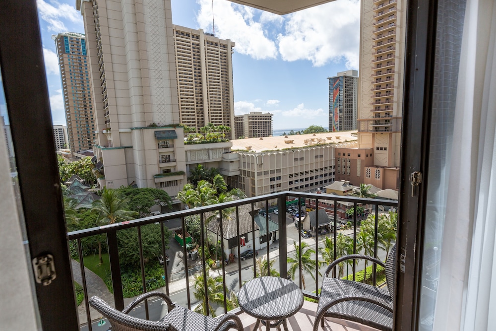 Aqua Palms Waikiki | Hawaii Aloha Travel
